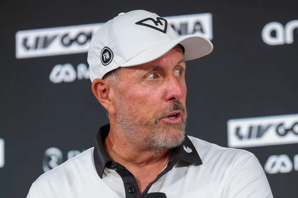 Phil Mickelson makes his feelings clear on $3.6M win as problem arises ...